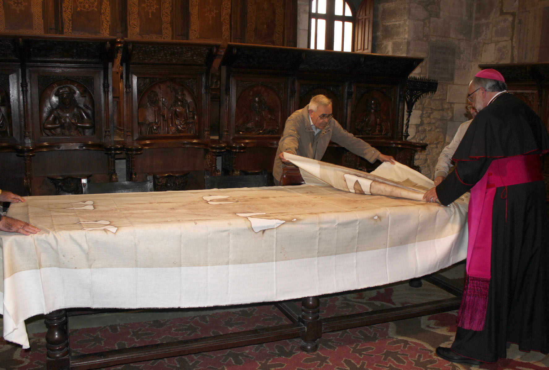 Investigadores de Turín donan una réplica de la Sábana Santa a la ...